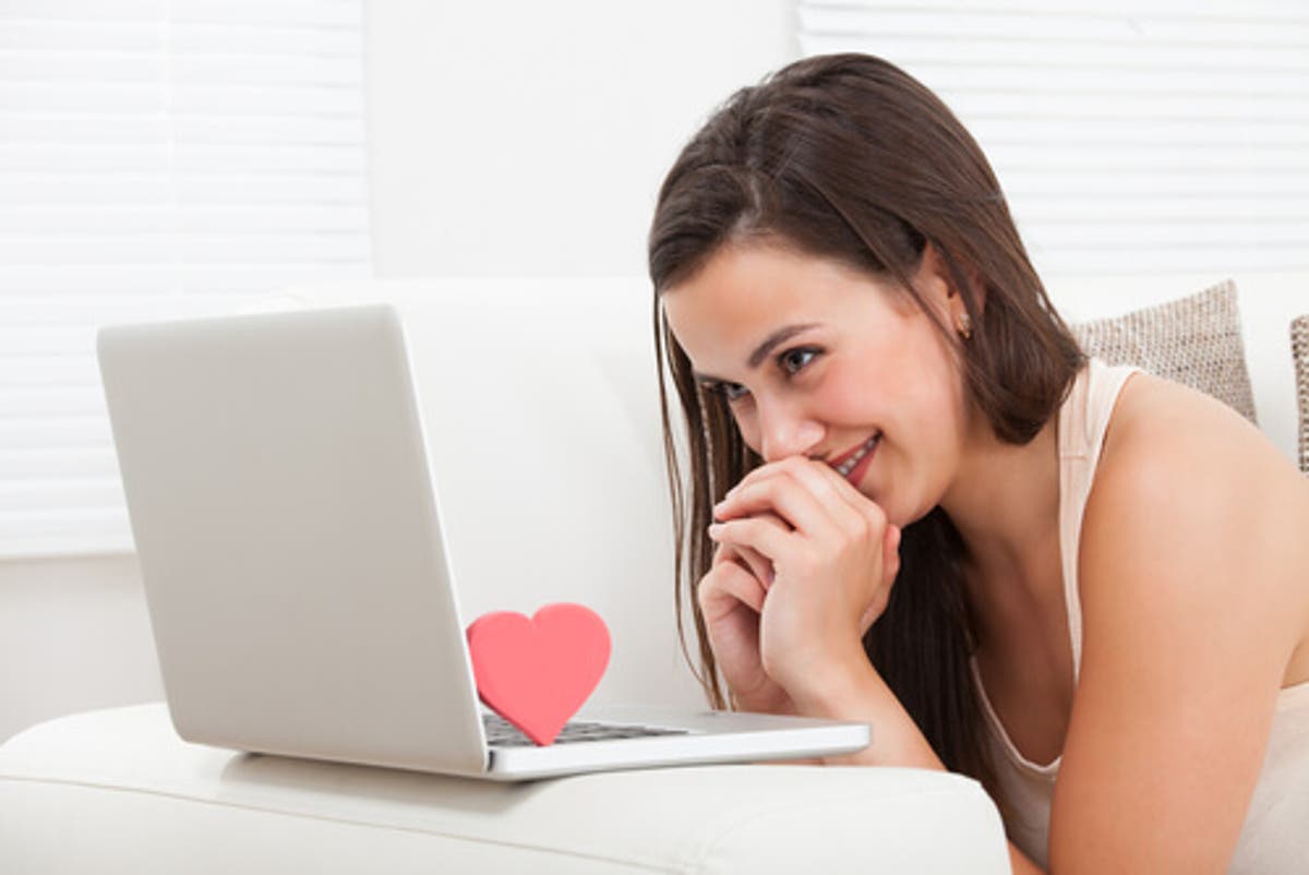 How to Tell If a Girl Likes You Over Text - MeritLine